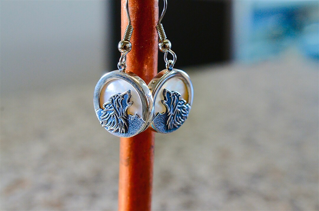 Wolves Sterling Silver y Mother of Pearl Wolf Pendientes - Etsy España