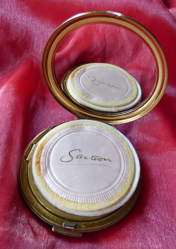 A Stratton 'convertible' powder compact, decorated wi… - Gem
