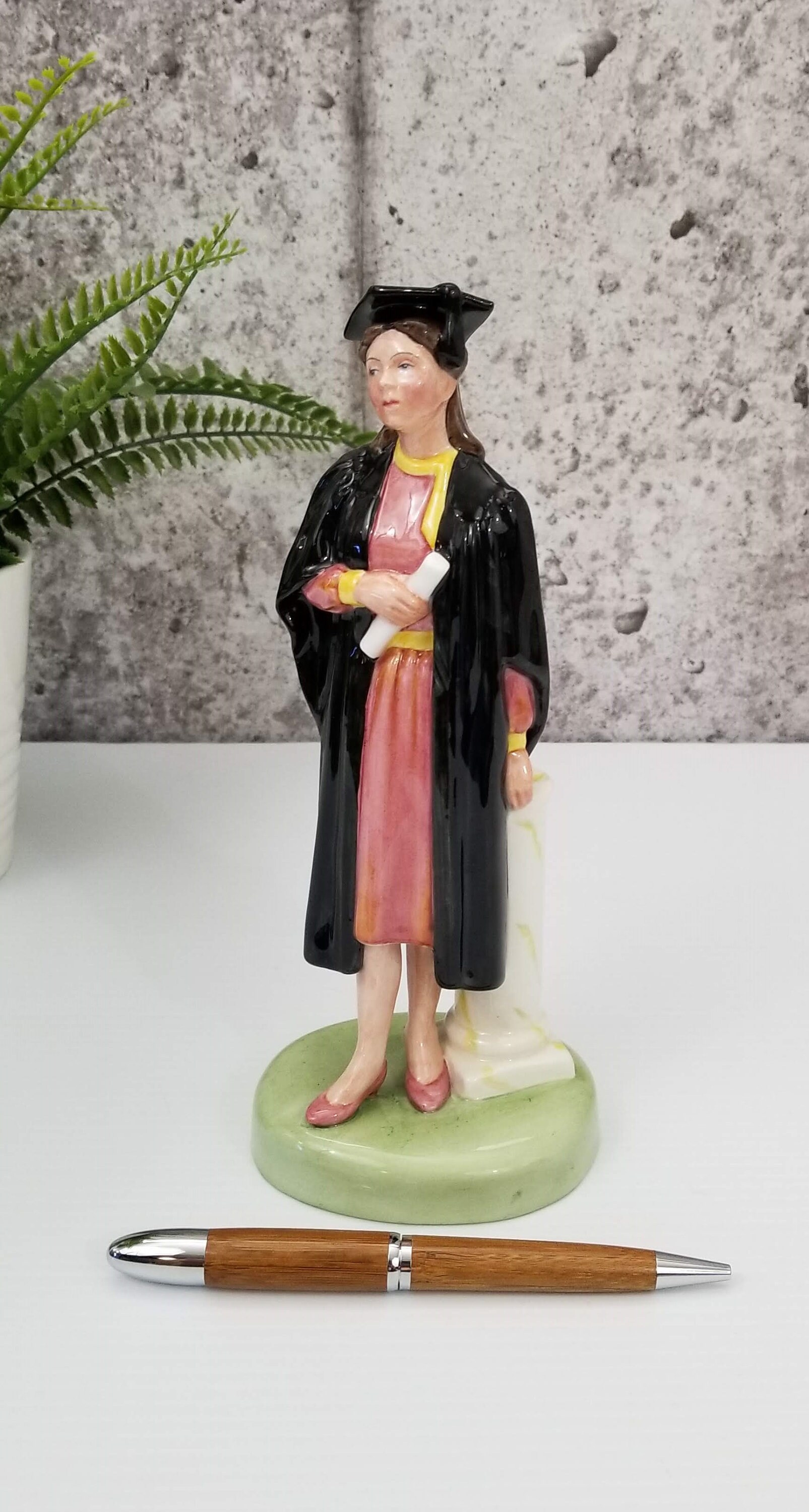 ROYAL DOULTON The Graduate HN3016, Female, Grad Gown & Hat, Degree ...