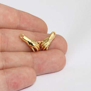 15x30mm 24k Shiny Gold Holding Hands Charms, Hand Beads, Love Pendants ...