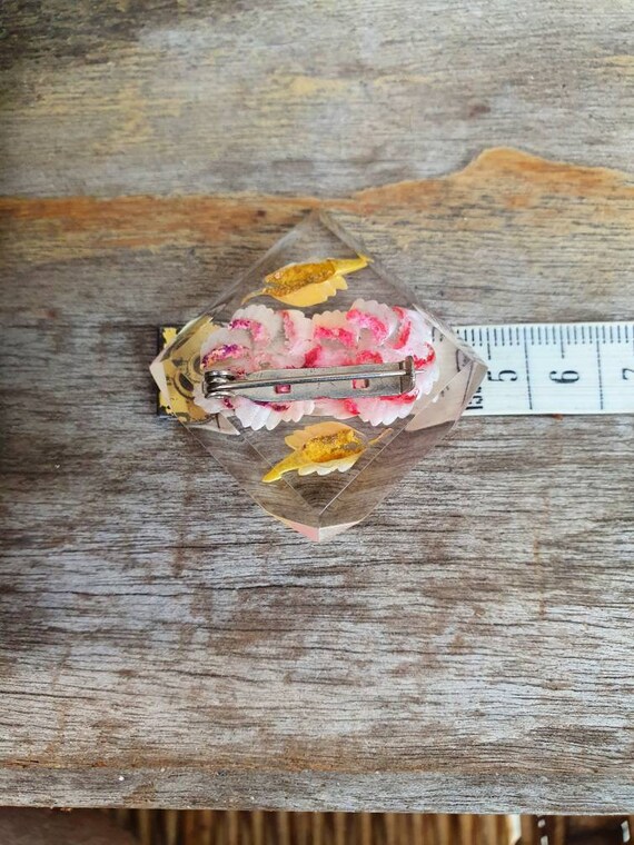 Vintage Lucite Brooch Reverse Carved , Daisy Flowers - Gem