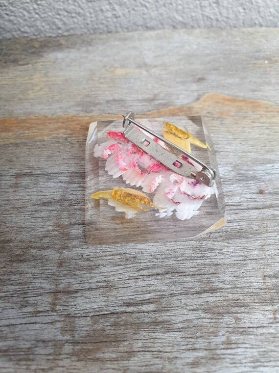 Vintage Lucite Brooch Reverse Carved , Daisy Flowers - Gem