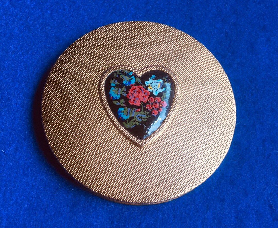 A Romantic Heart Compact , Gold Tone Metal With a Flower Bouquet Heart ...