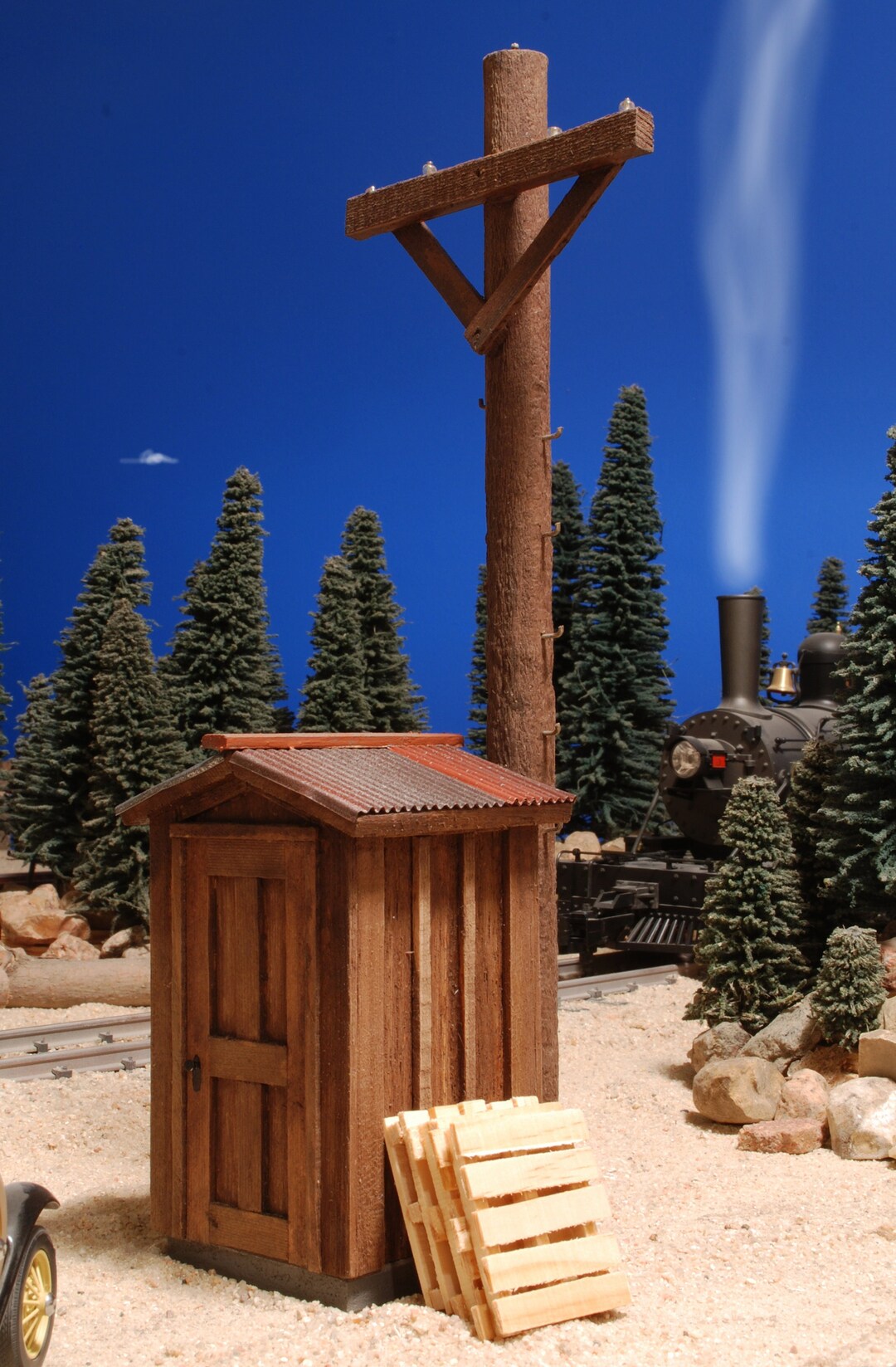 G SCALE TRAIN Signal Shack Building w Pallets and Utility Pole for use ...