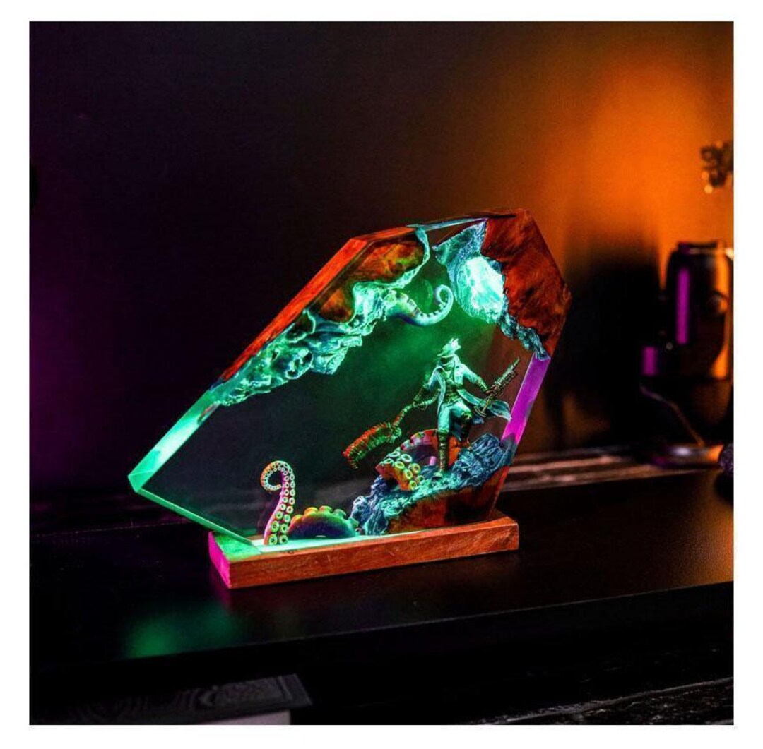 Bloo.dbo.rne Hunter Lamp, Bloo.dbo.rne Figure, Hunter Figure, Bloo.dbo ...
