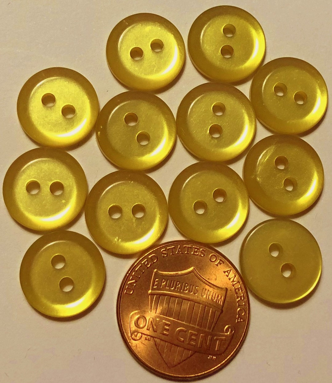 12 Pearlized Greenish Mustard Yellow Beveled Edge Plastic 2-hole Sew ...