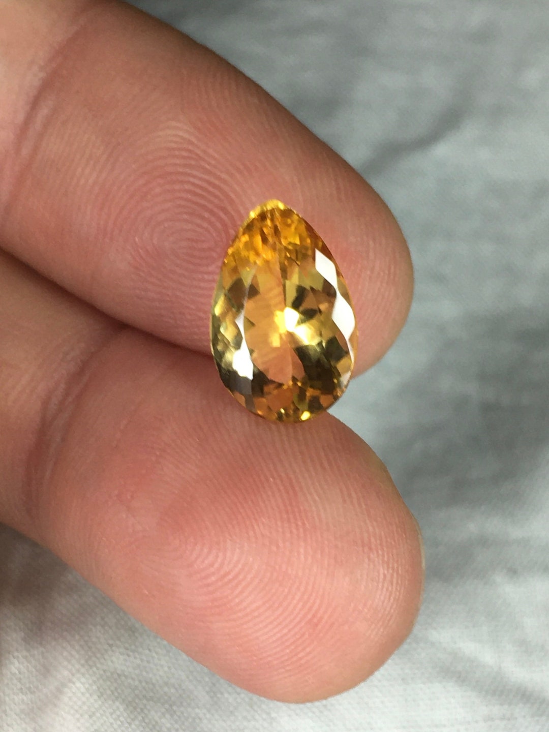 Topacio imperial natural de 4,14 quilates en forma de pera • Topacio ...