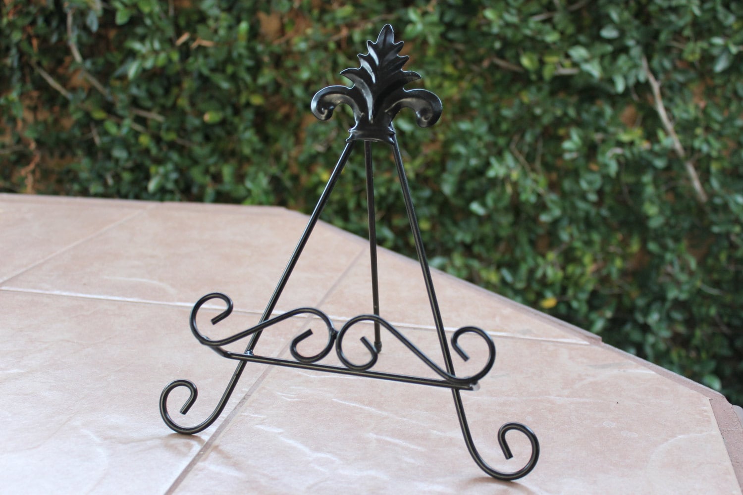 decorative-rustic-iron-cutting-board-stand-plate-holder-hand-made