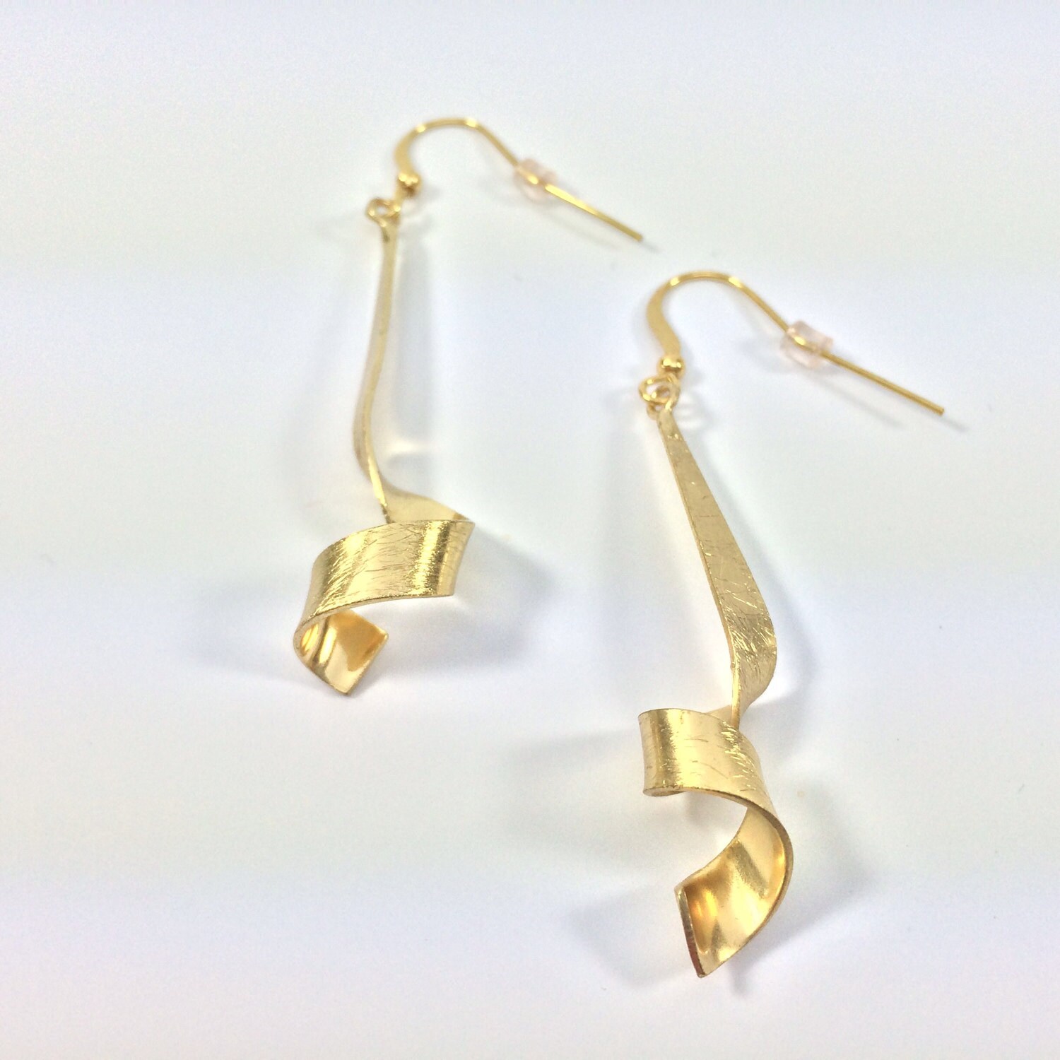 Ribbon Design Gold Earrings//hand | Etsy