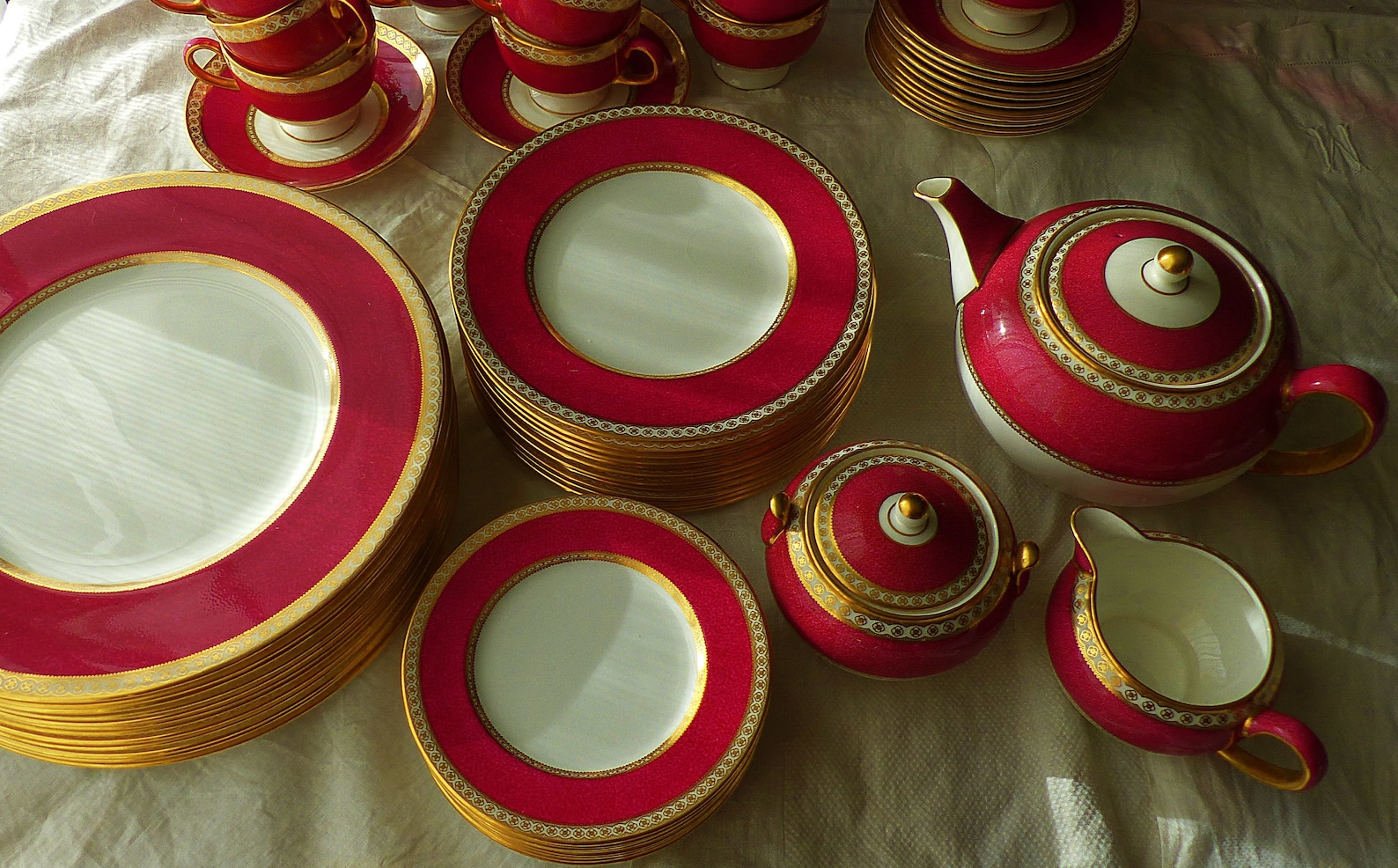 12 Place Settings "ulander Powder Ruby" by Wedgwood ~ Dinnerware ...