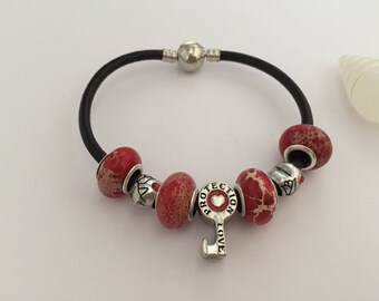 Bracelet charm's rouge avec perles variées et coeur | Etsy