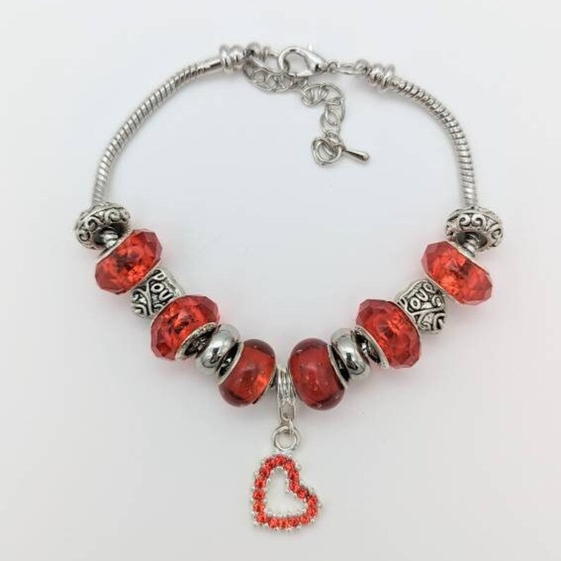 Bracelet charm's, rouge, avec perles variées et coeur strass réf 832 ...