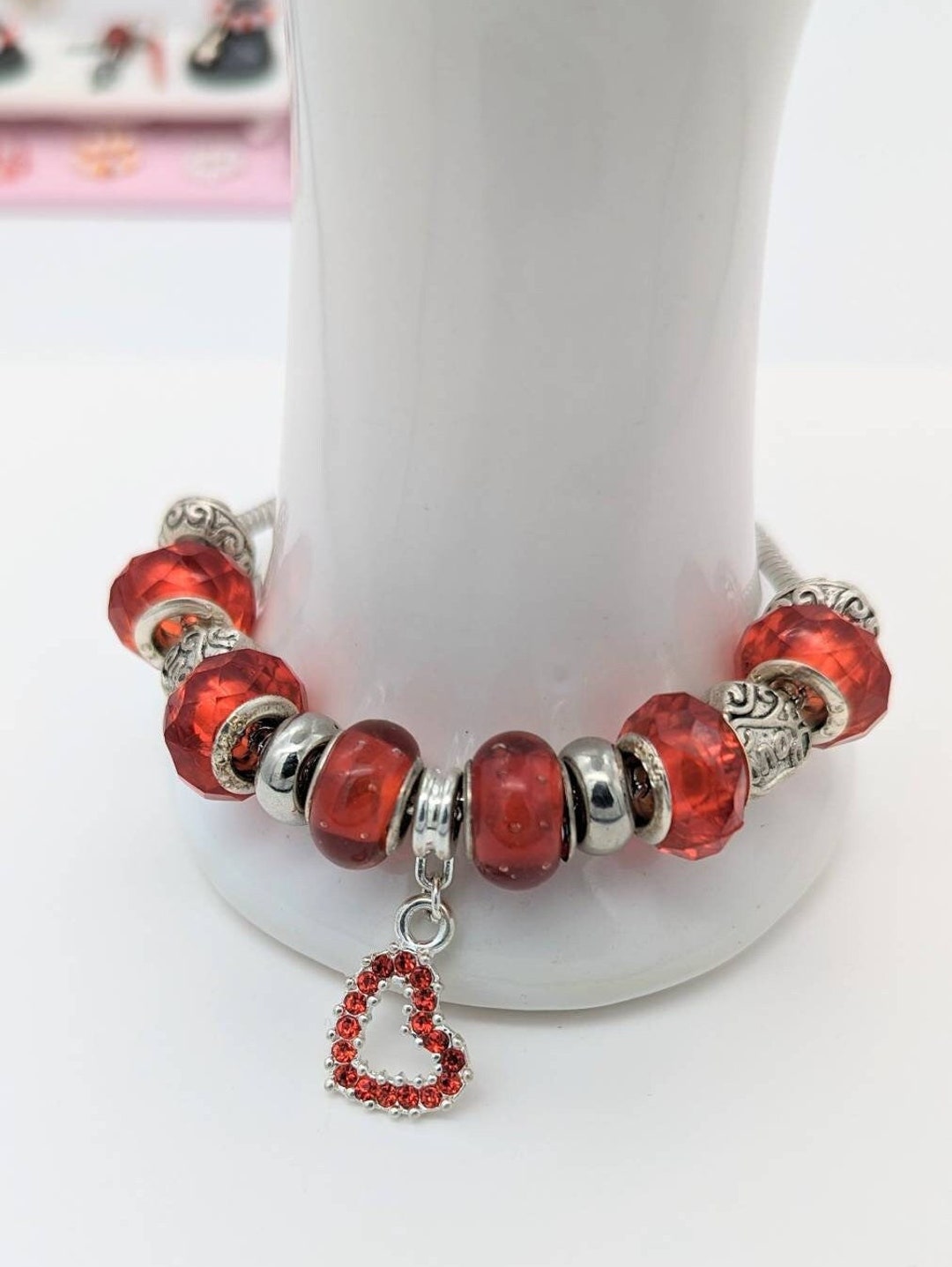 Bracelet charm's, rouge, avec perles variées et coeur strass réf 832 ...