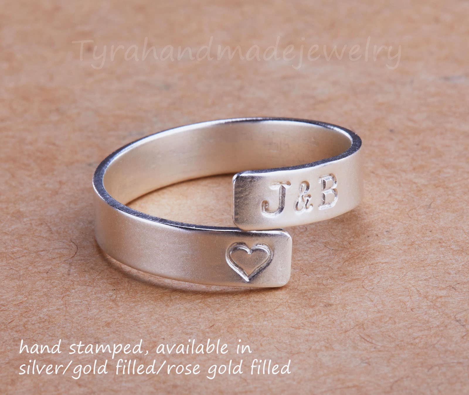 Anillo inicial estampado a mano anillo de manguito | Etsy