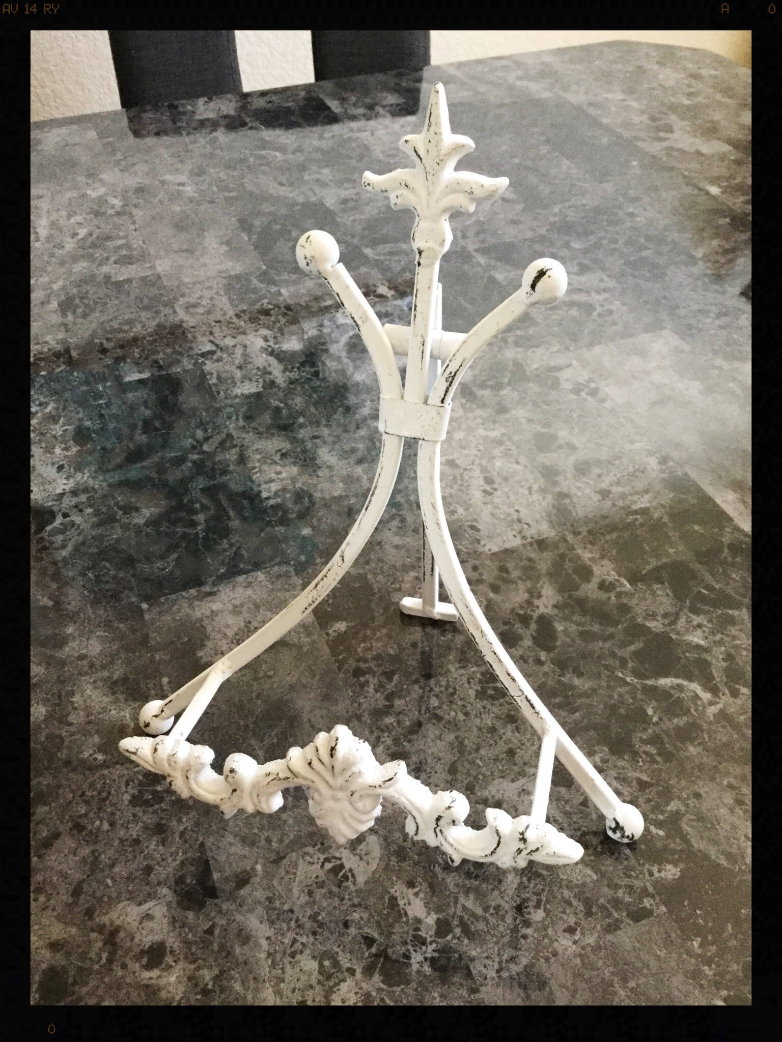 White Metal Easel, Metal Book Stand, Metal Plate Display Stand, White ...