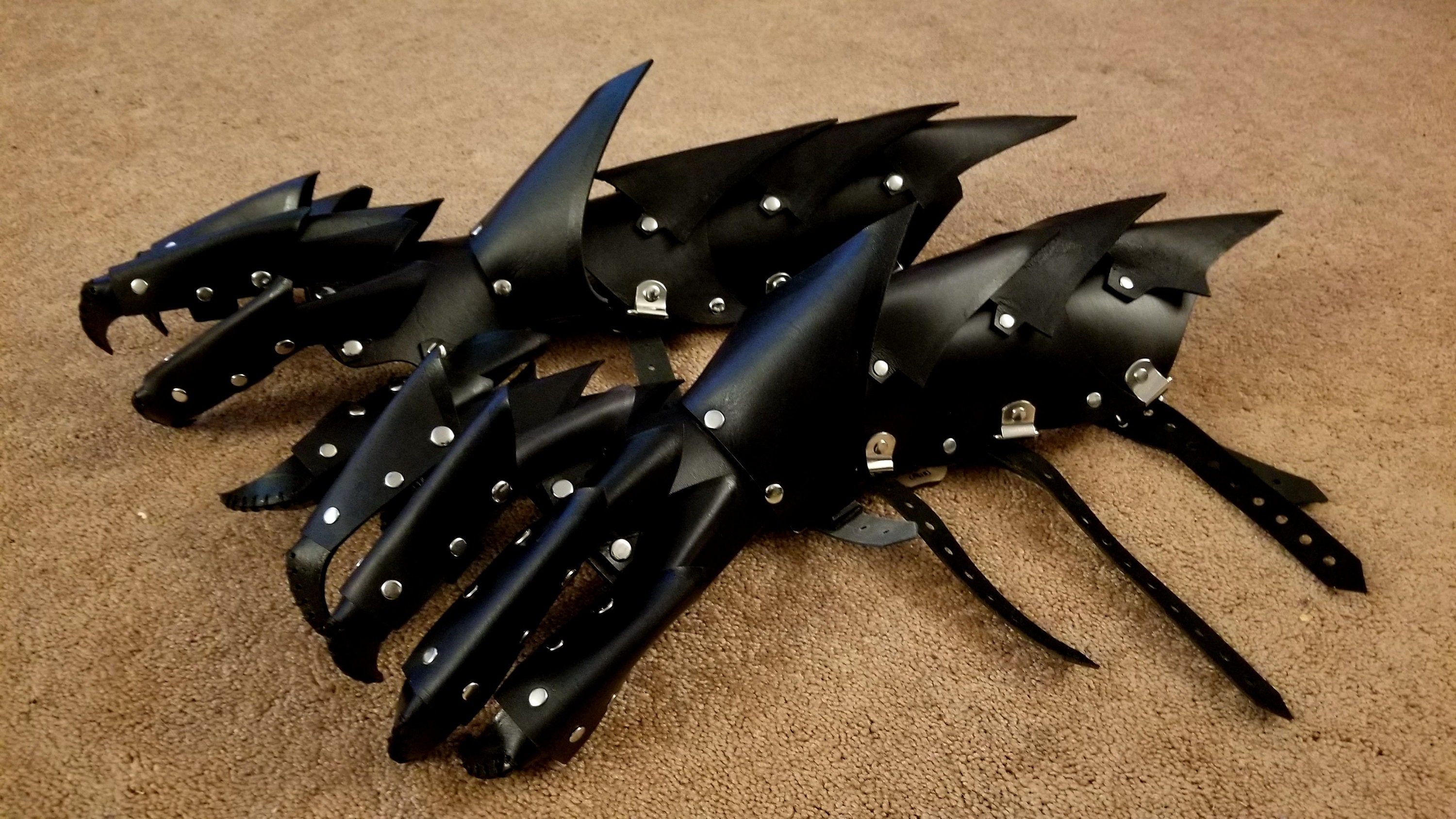 Claw Gauntlet Weapon