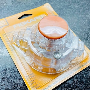 Fiskars Circle Cutter, 1" to 8” Cut Length, With 3 Replacement Blades ...