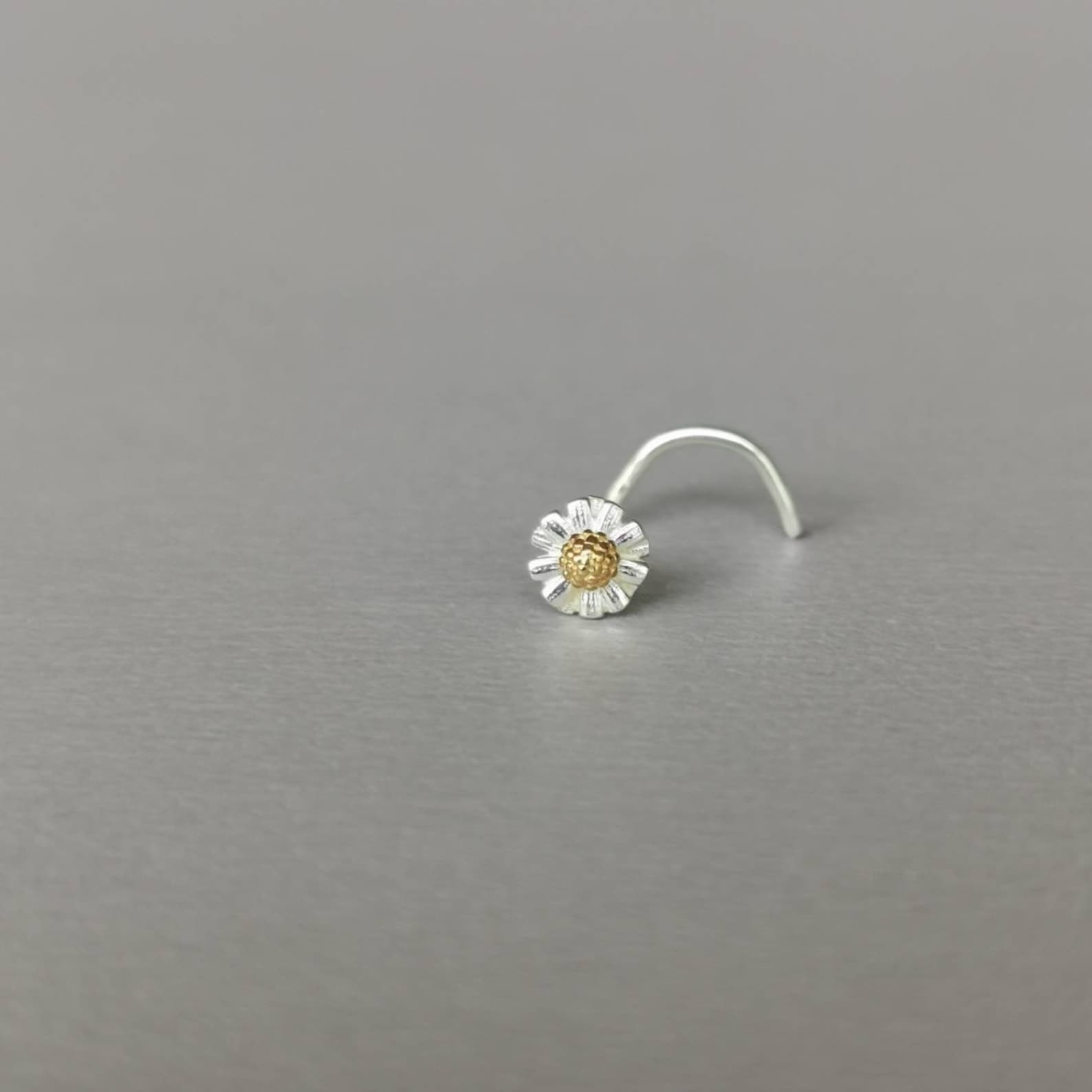 20G Dainty Daisy Nose Stud Minimalist Nose Screw Small Flower Corkscrew ...