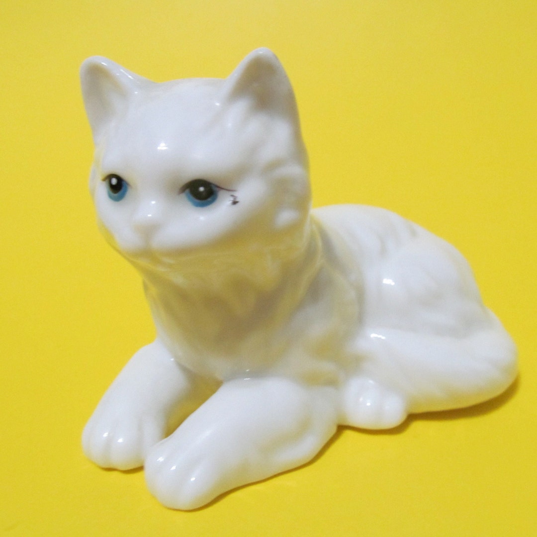 Vintage Cat Figurine White Blue Eyes Ceramic Enesco 1985 Made in Taiwan ...