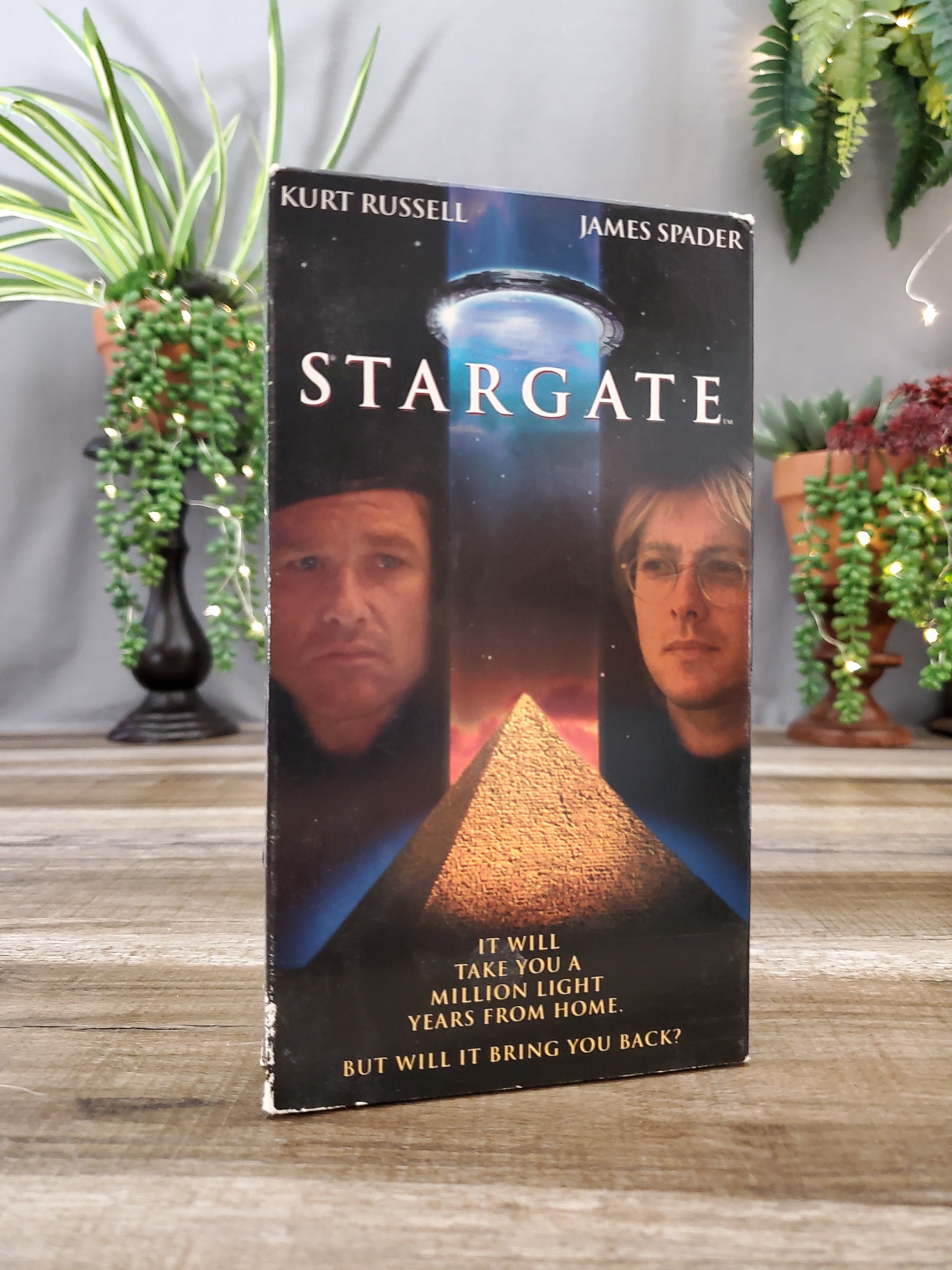 Stargate VHS Movie protagonizada por Kurt Russell & James | Etsy