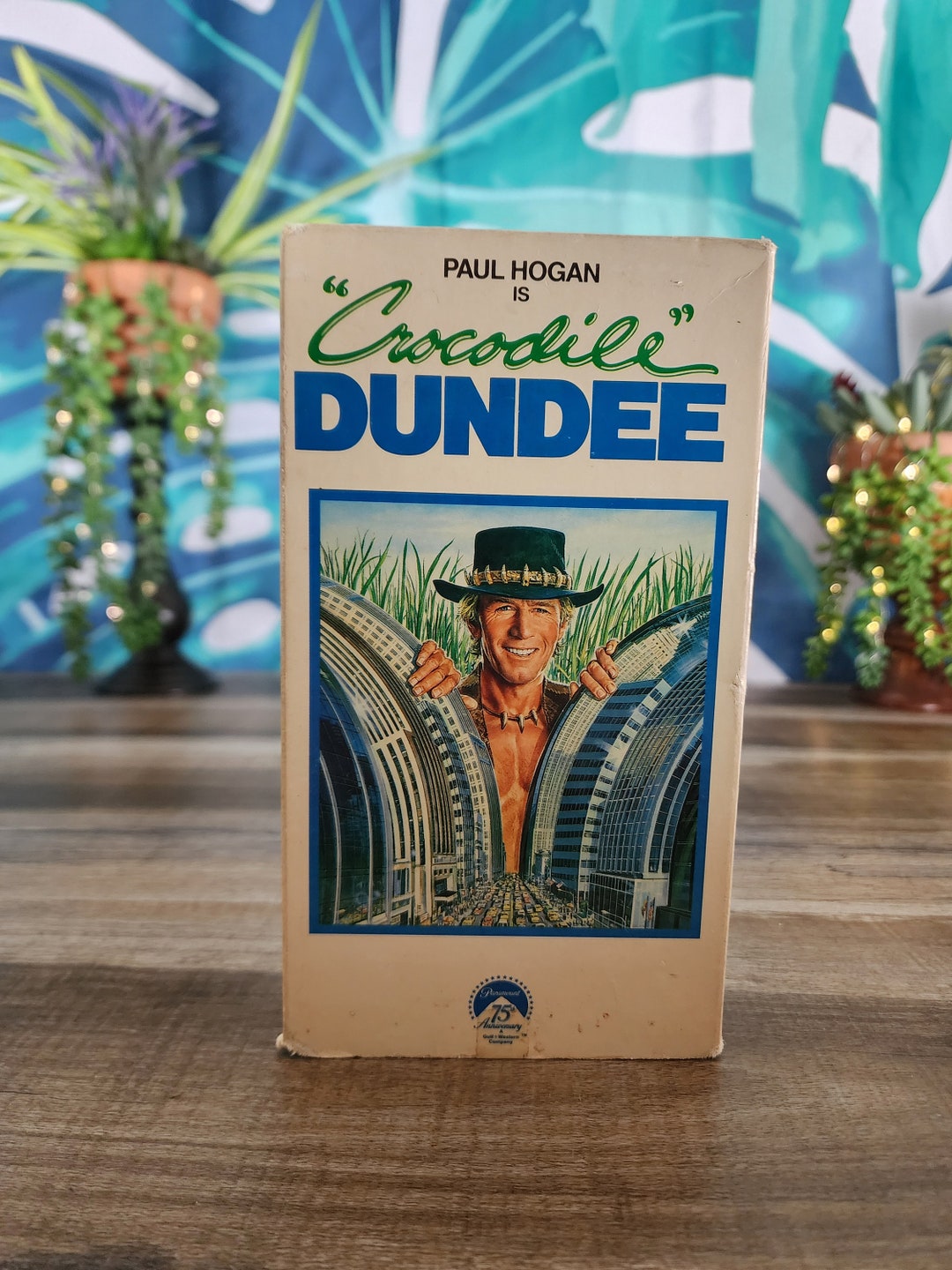 Crocodile DUNDEE VHS, Paul Hogan dans le rôle de Mic Dundee, Michael J ...