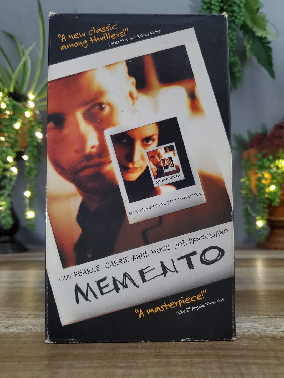 Momento VHS, Stars Guy Pearce, Carrie-ann Moss and Joe Pantoliano ...