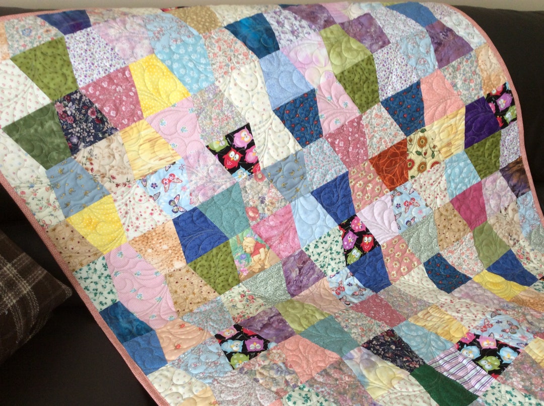Tumbler Block Lap Quilt, Scrappy Multi-color Feathered Quilting, Crib ...