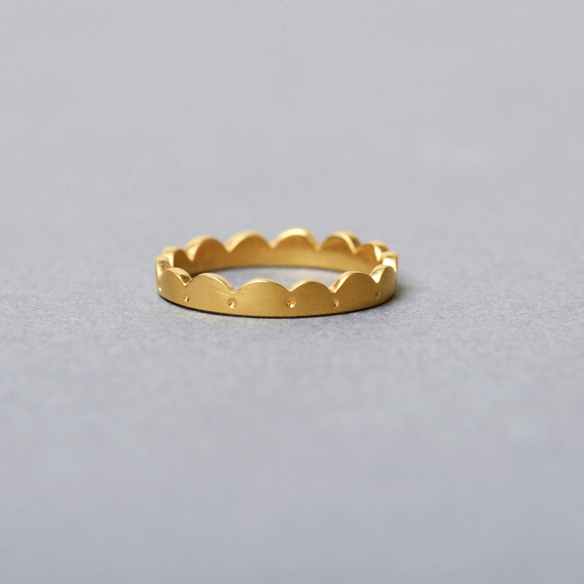 18ct Gold Scalloped Ring Heavy - Etsy