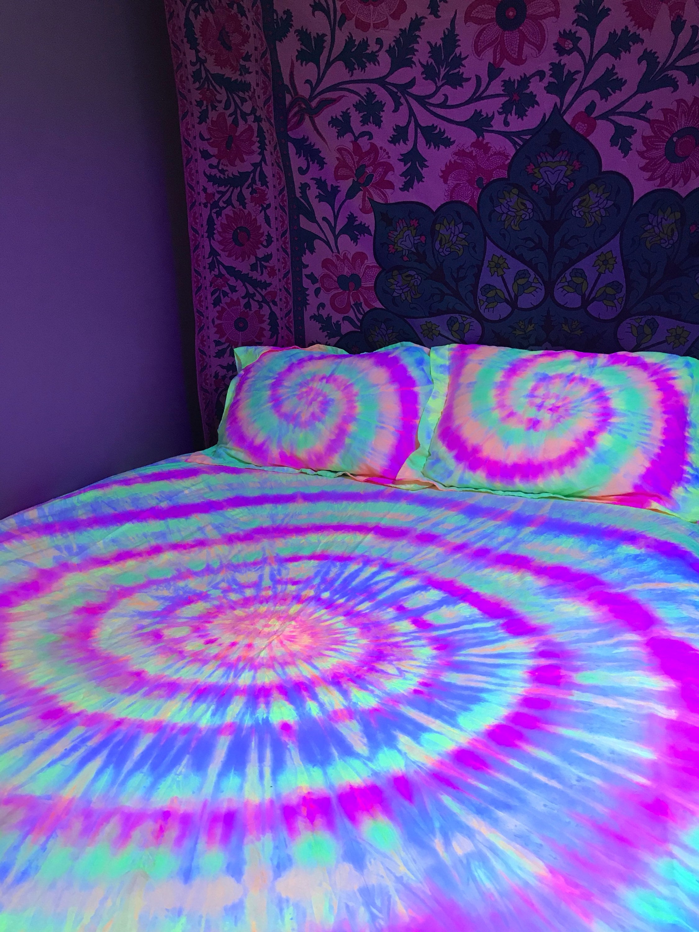 Black Light Reactive Tie Dye Bedding Set – Rave Decor - Etsy