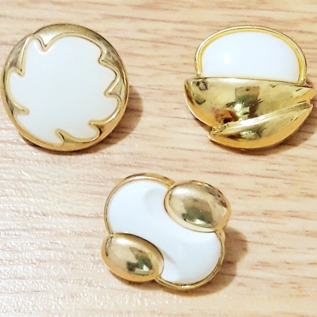 Vintage Odd Shape Buttons-design CHOICE 21-22 Mm White & Gold Color ...