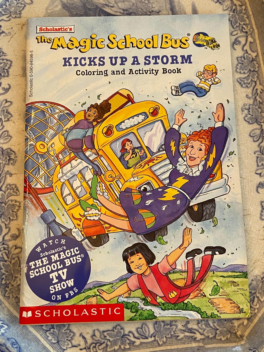 The Magic Schoolbus Kicks up A Storm Softcover Coloring and Activity ...