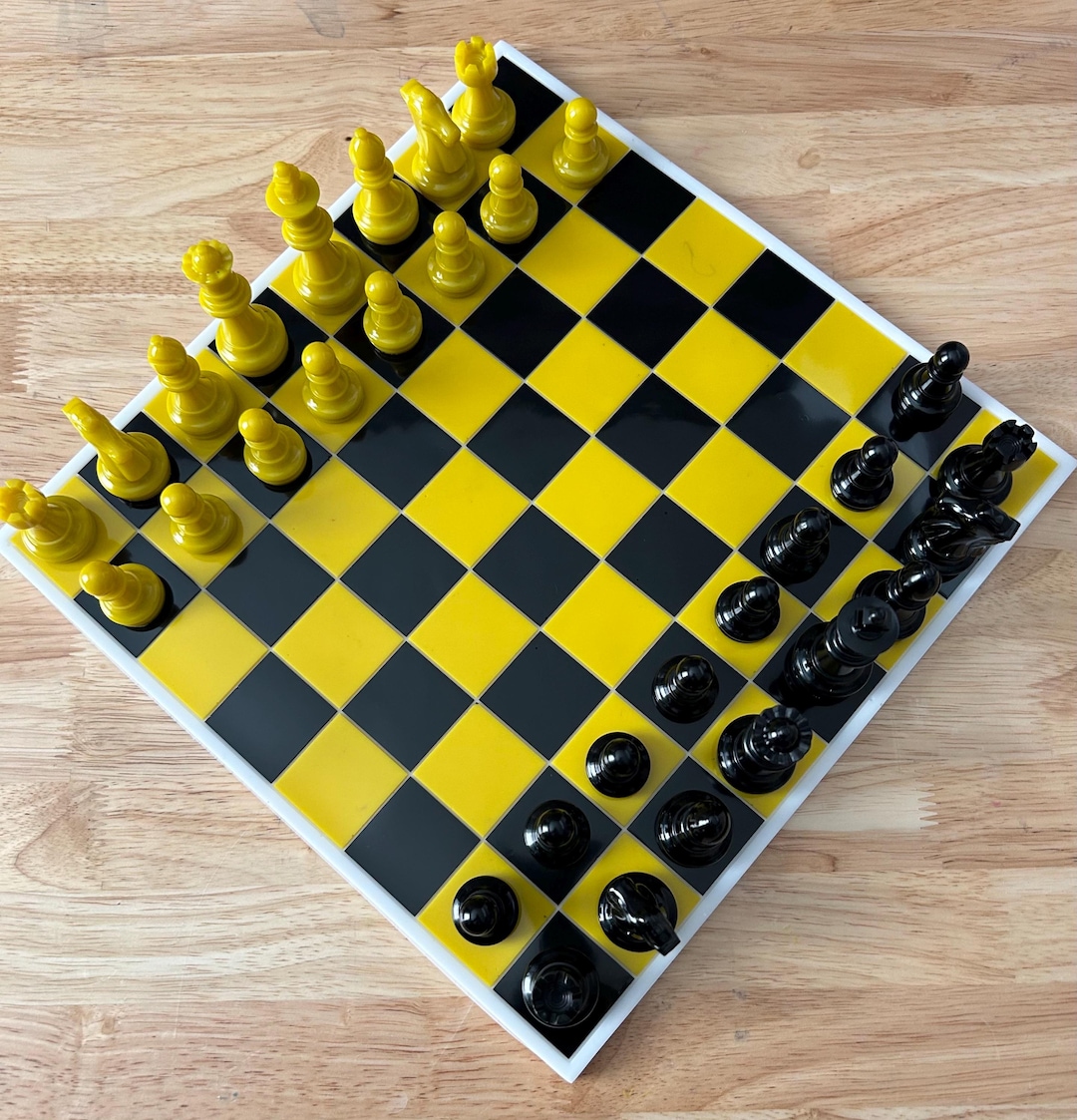 Black, Yellow and White Chessboard | 32 Chess Pieces | 24 Checkers | 11 ...