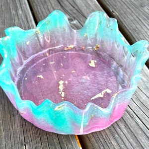 Large Circular Two Tone Crinkle Edge Dish in Mint and Soft Pink Ottoman ...