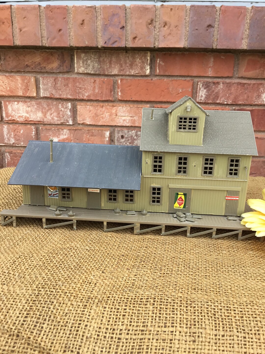 HO Scale Vintage Railroad Express Co. Loading Dock | Bachmann ...
