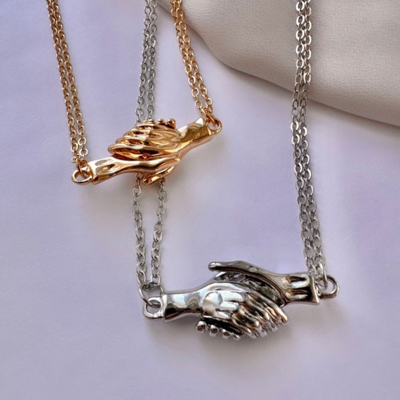 Magnetic Couple Necklace Holding Hands Necklace Magnetic Clasp Necklace Gold Hand Necklace Matching Necklace for Sisters Mom Gift Idea