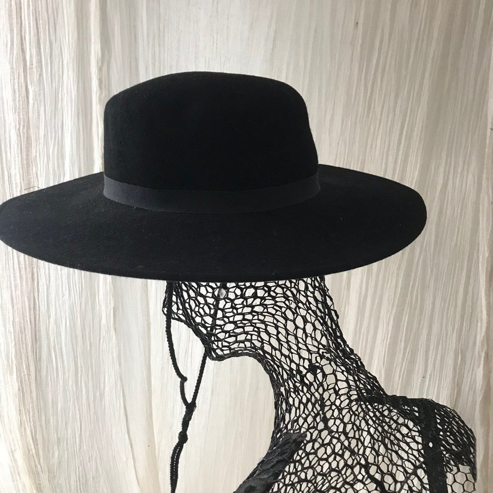 Vintage Black Wool Hat With String and Bow Accent - Etsy Norway