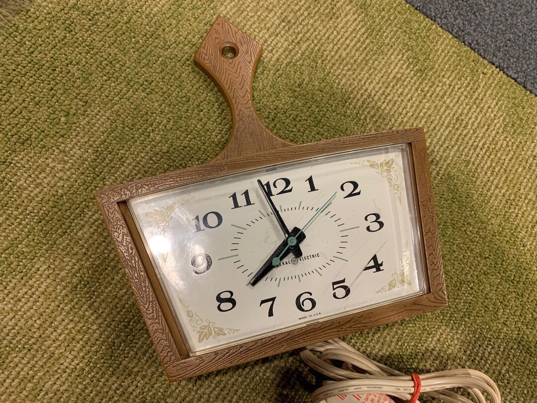 Vintage General Electric Kitchen Wall Clock Model 2146 Cutting Board ...