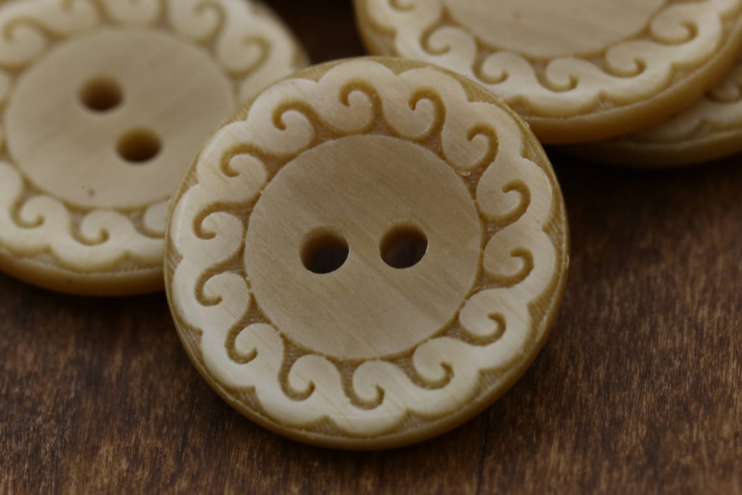 Beige Plastic Button/ 1 Dozen/ 27 Mm 1 1/8 Inches 44 Ligne Waves of ...