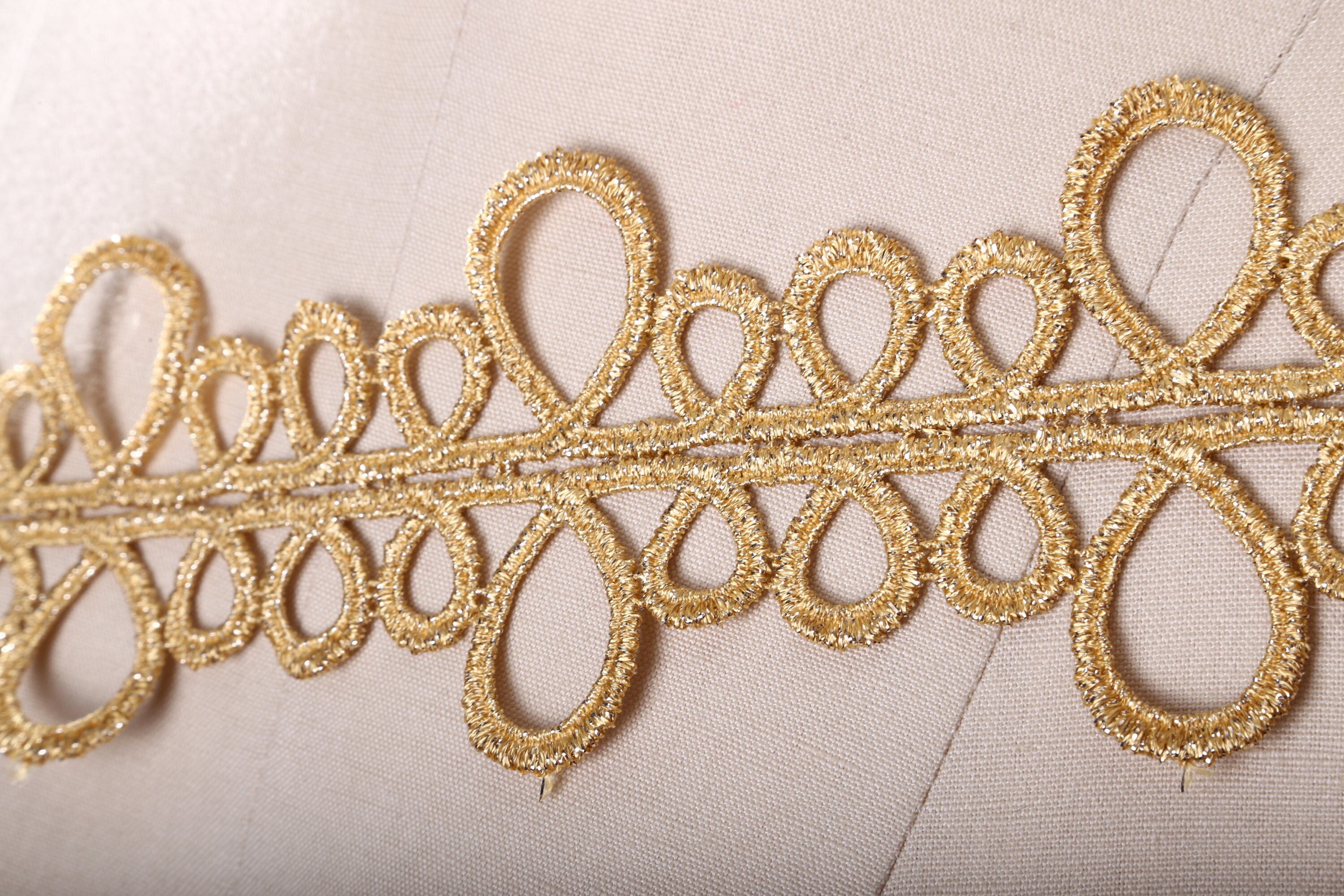 Gold Venice Circle Lace Trim: Metallic Gown & Costume Decor (3.25" X 1 ...