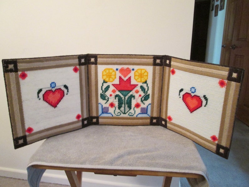 Table Runner Pennsylvania Dutch Style in Plastic Canvas Item 106 - Etsy