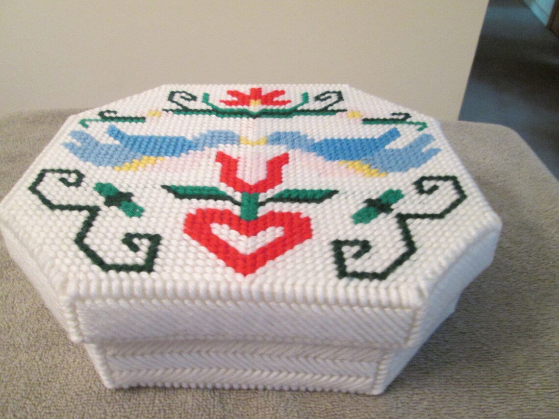 Covered Storage Box in Plastic Canvas Item 119 - Etsy