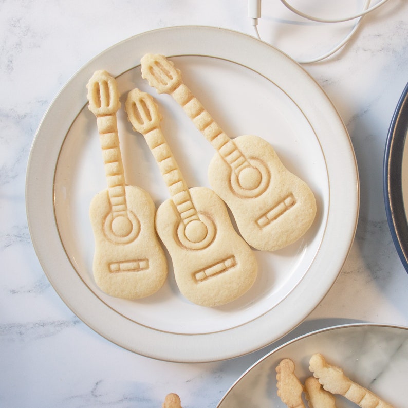 Electric Guitar Cookie Cutter - Bake Musical Stringed Instrument ...