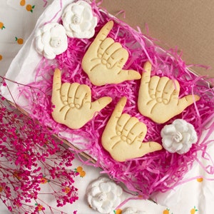 Victory Sign Cookie Cutter Bakerlogy Biscuit Cutters Hand Gesture V Two ...