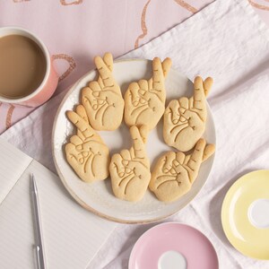 Victory Sign Cookie Cutter Bakerlogy Biscuit Cutters Hand Gesture V Two ...