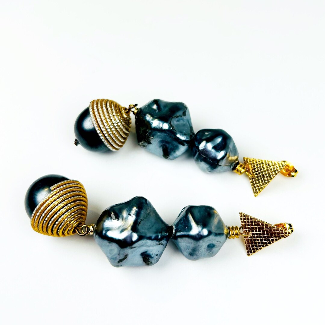 THE LEADEN CLOUDS Shiny Slate Gray Vintage Costume Pearls With Golden ...