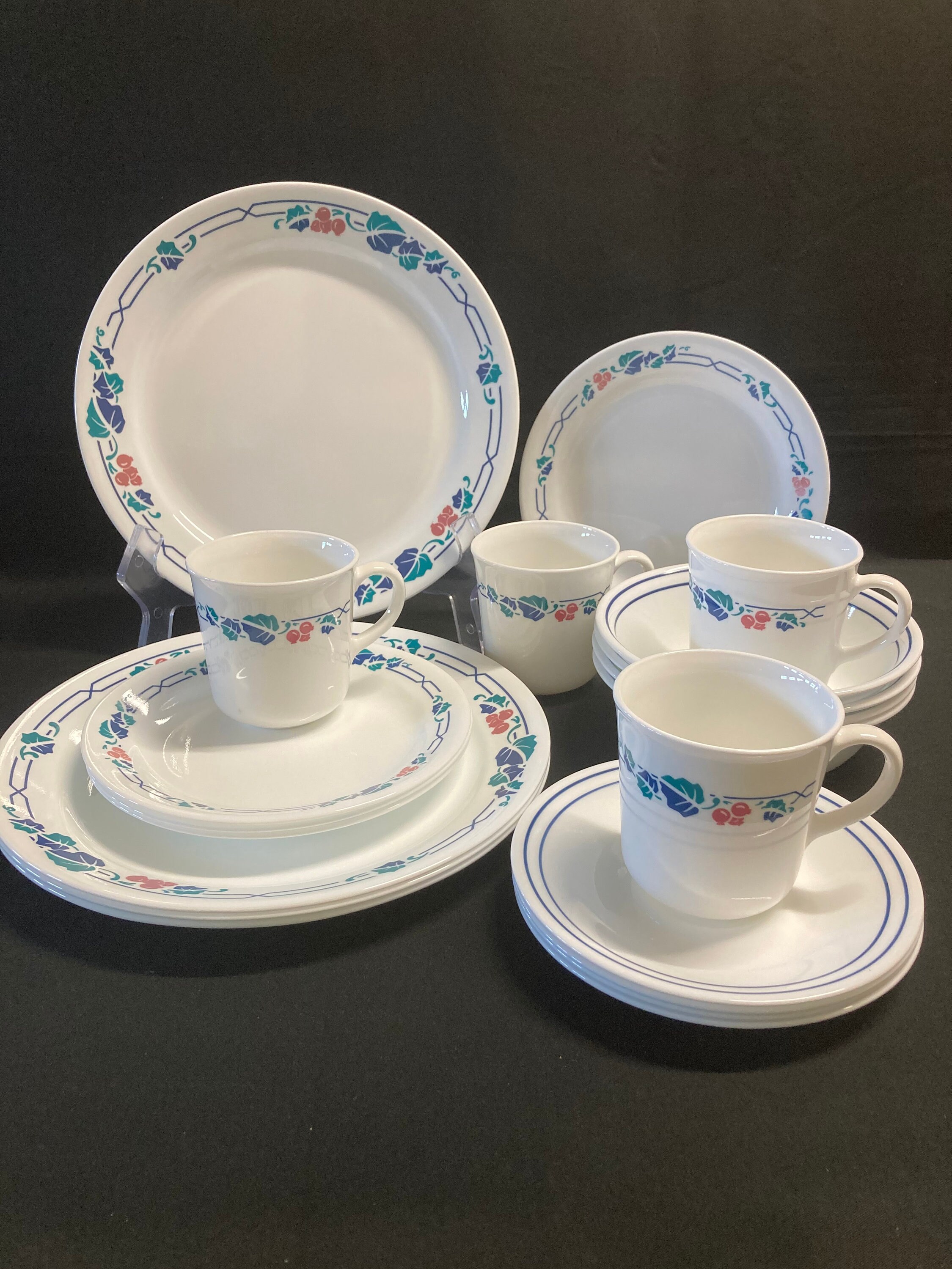Corelle dinnerware set of 4 cups and 4 saucers. - munimoro.gob.pe