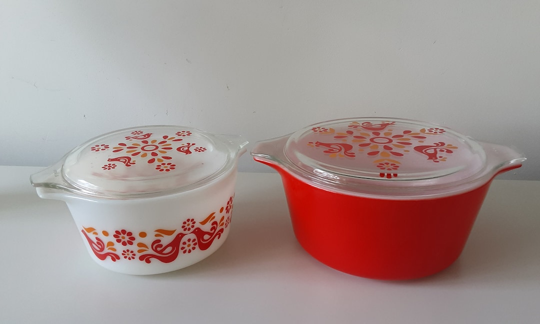 2 Pyrex Friendship Lidded Casseroles in Perfect Condition; Red, White ...