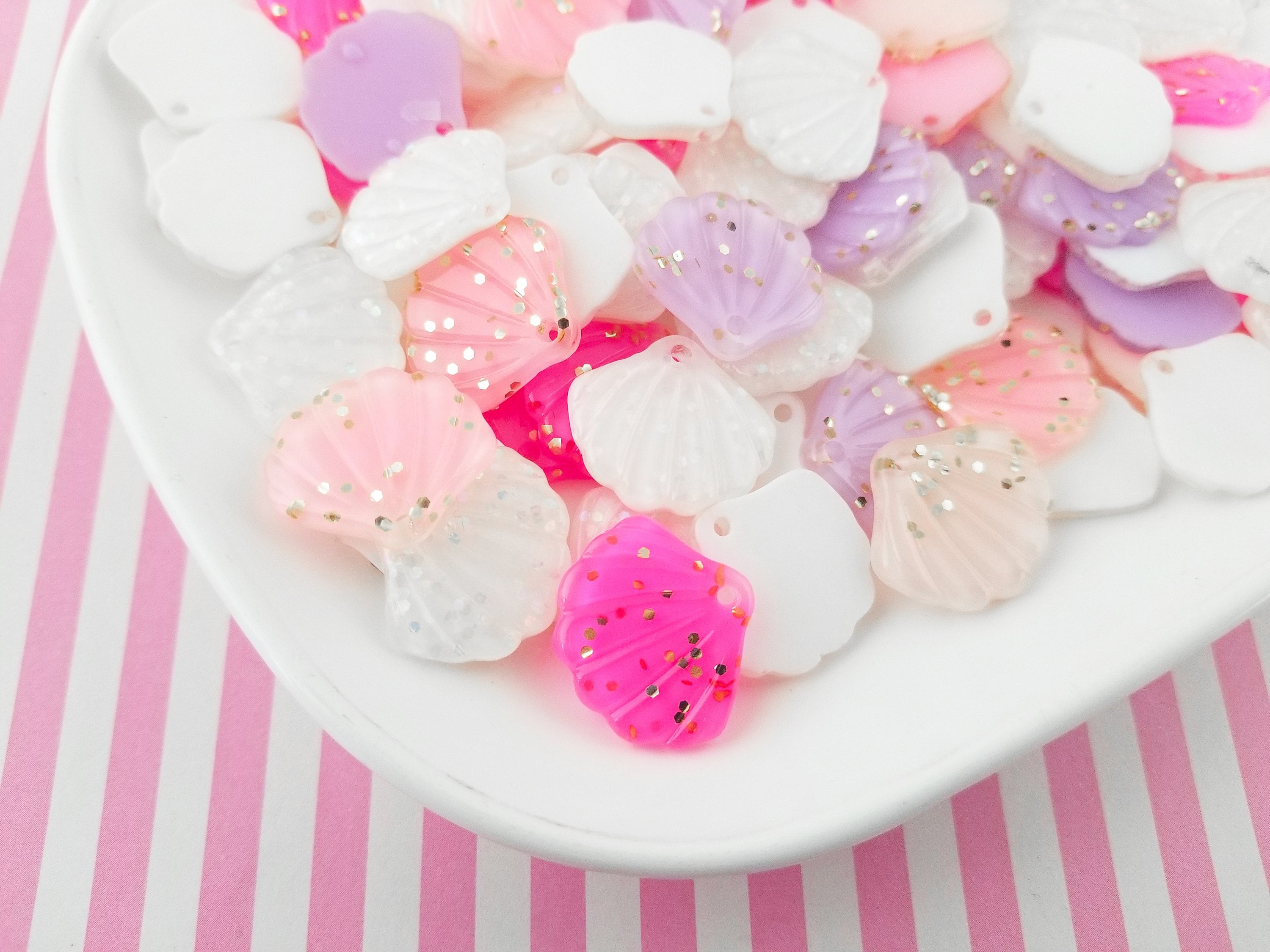 10 Assorted Pastel Glitter Flatbacked Resin Seashell Cab Charms, 21mm ...