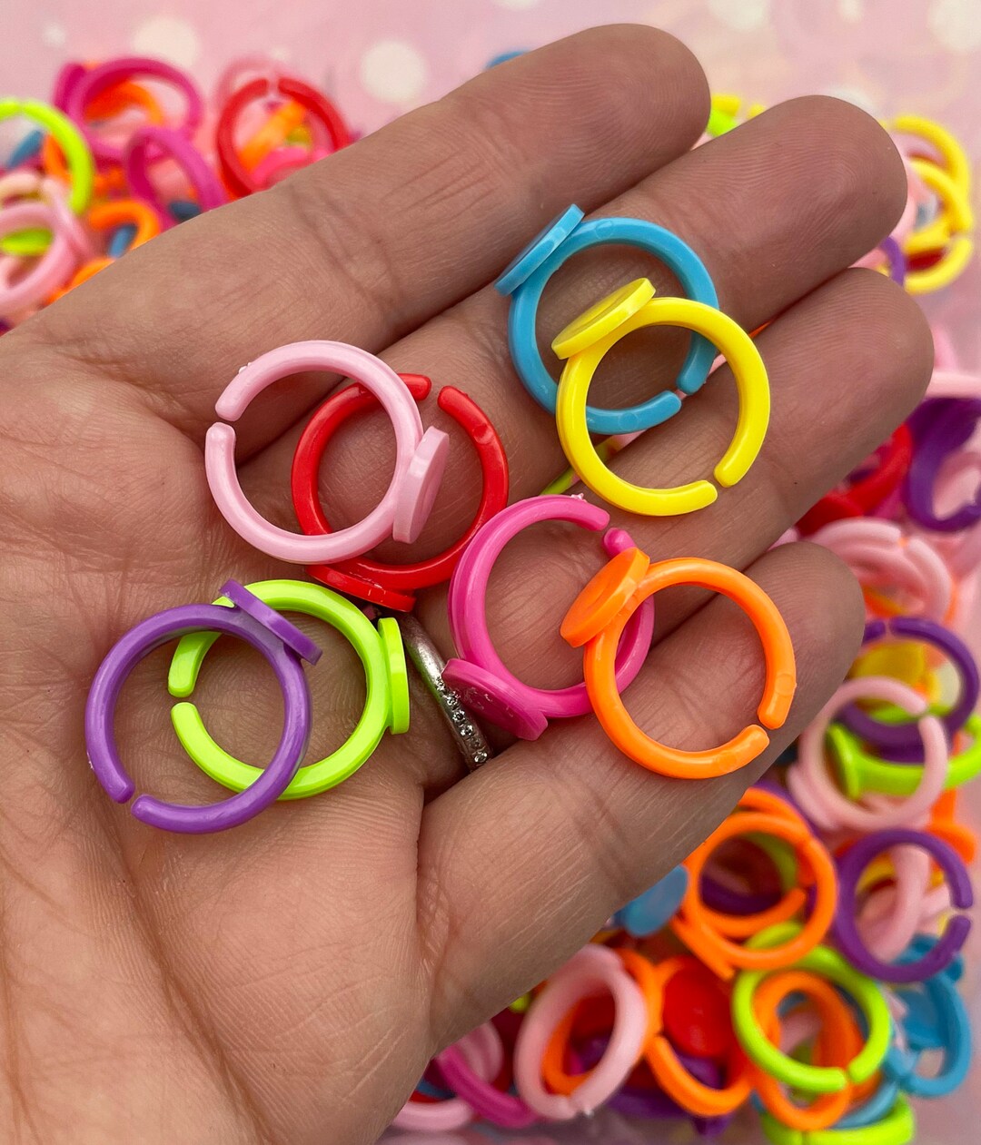 20 Children's Round Glue Top Rings, Kids Multicolor Plastic Base With a ...