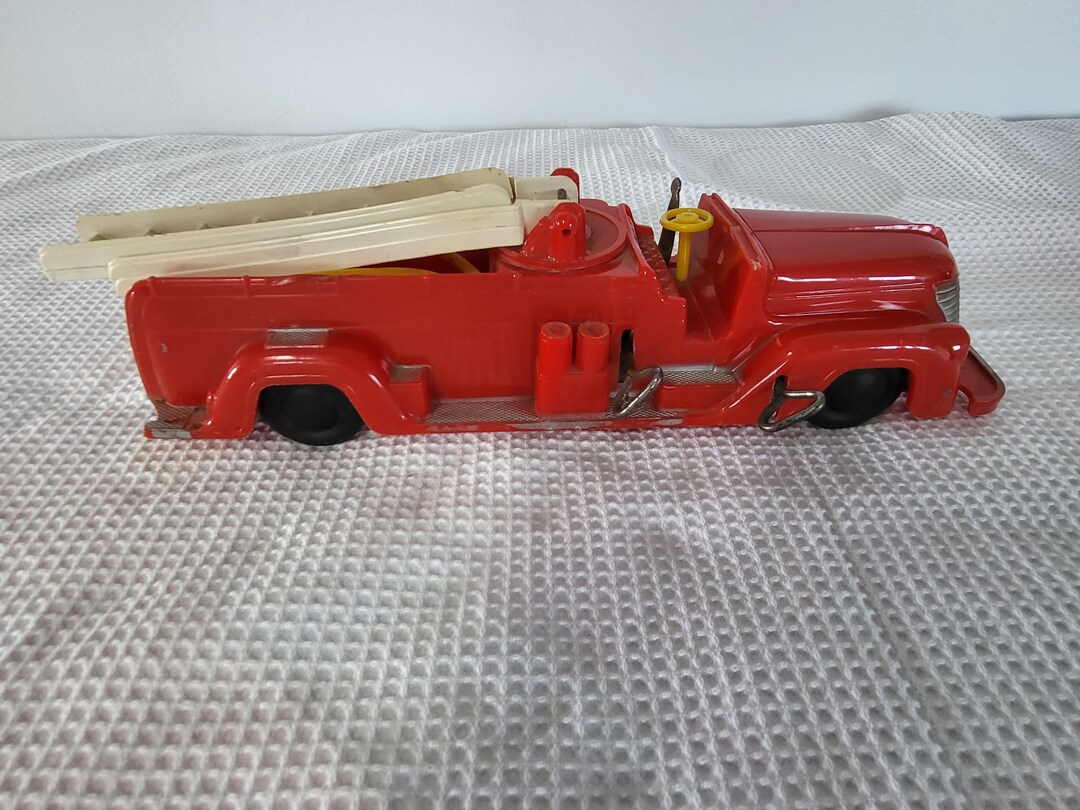 Vintage Circa 1950s Saunders Red Plastic Fire Engine Wind up Toy Ladder ...
